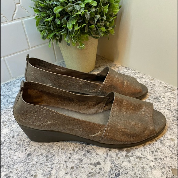 THE FLEXX | Shoes | The Flexx Gold Toned Open Toed Wedge Slip On Shoes ...